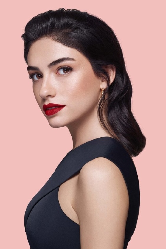 Hazar Ergüçlü'nin Yeni Reklam Kampanyası | Vogue Türkiye